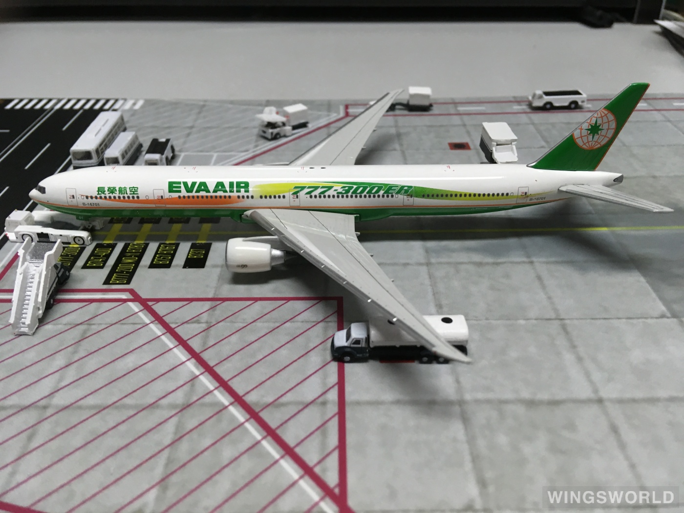 Hogan 1:500 Boeing 777-300 EVA Air 长荣航空 HG8270 B-16701 Ribbon 涂装的照片 作者 ...
