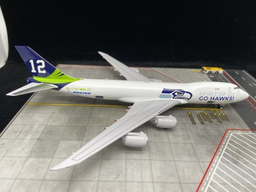EW4748007 Boeing 747-8F N841BA 开鼻货机 西雅图海鹰队彩绘 JC Wings 1:400 -飞机模型世界