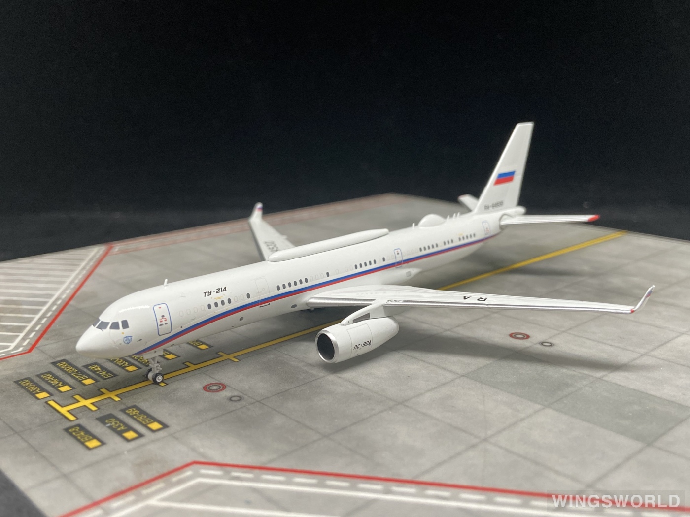 Pandamodel 1:400 Tupolev Tu-204 Russia State Transport Company 52315 RA ...